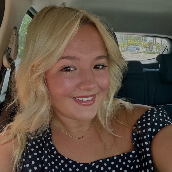 Sarah's Closet (@sarah_zacharias) | Poshmark
